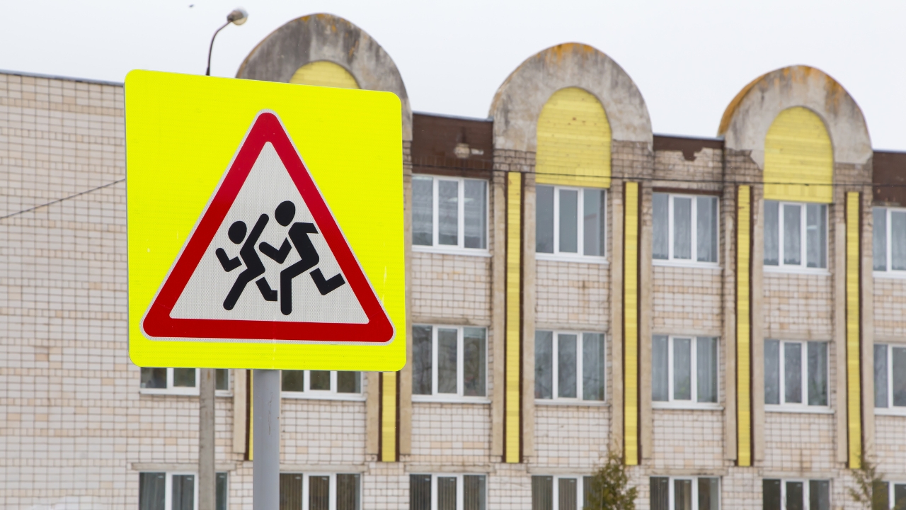 How to Understand Canada Road Signs and Meanings - Aaxel